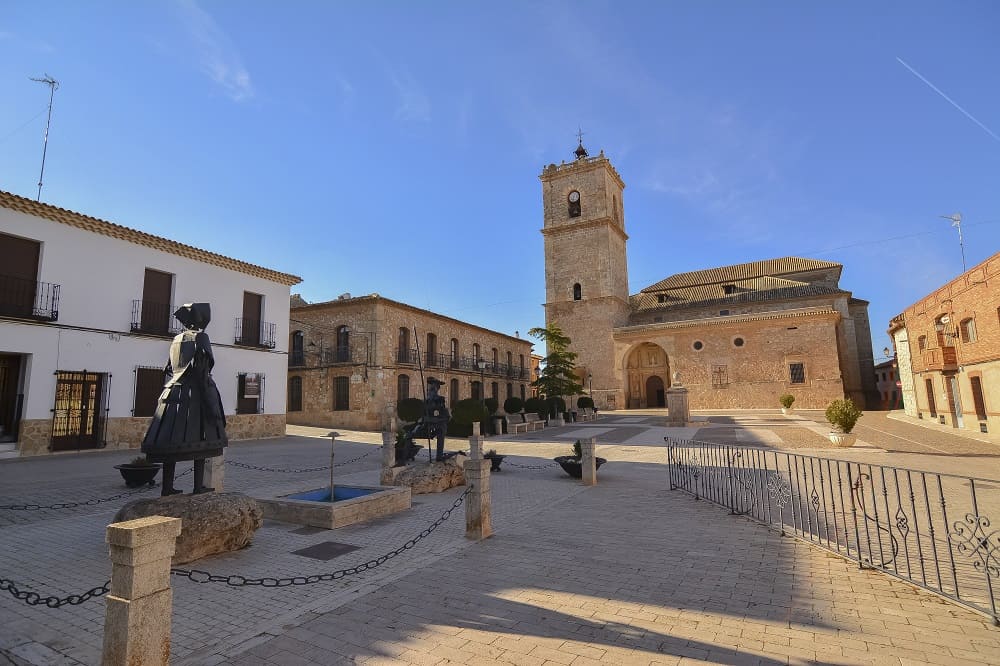 EL Toboso - Plaza estatuas Dulciena Don Quijote ...
