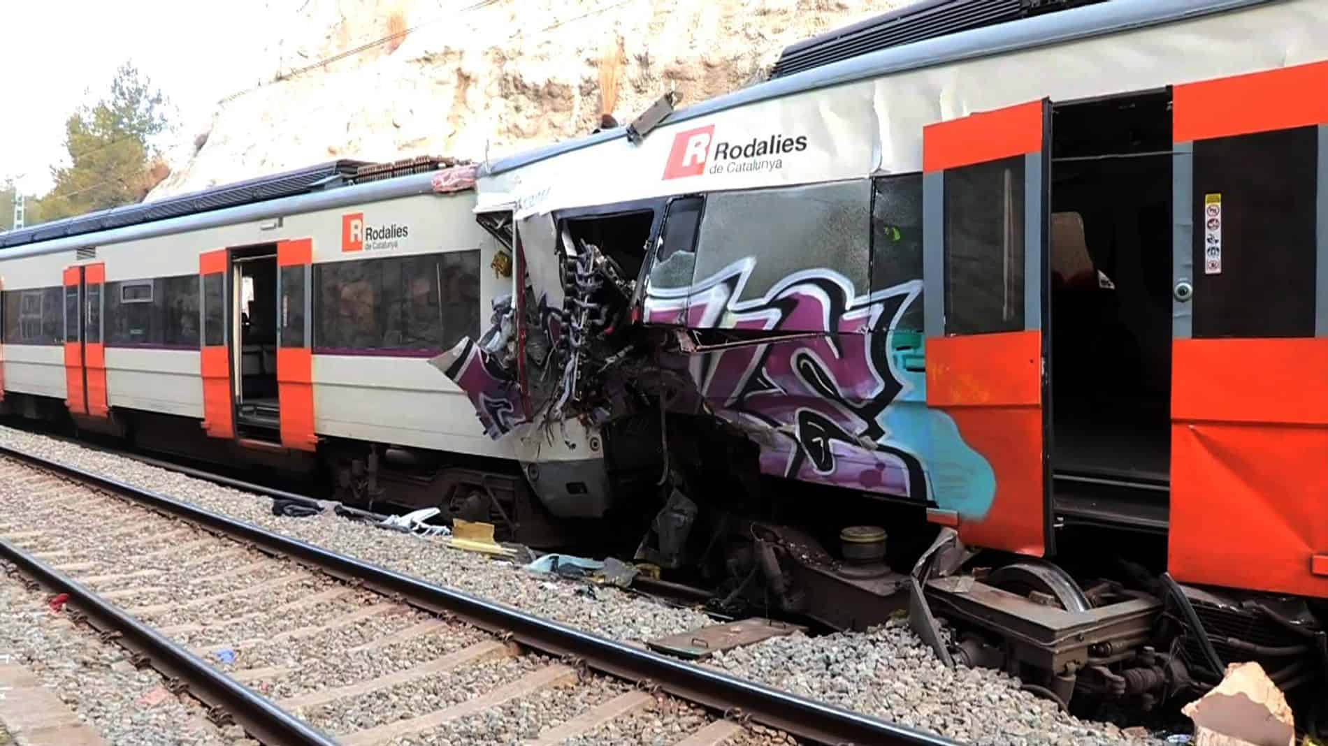 150 heridos leves en el choque de dos trenes de cercanías en Barcelona | DiarioAbierto 150 ...