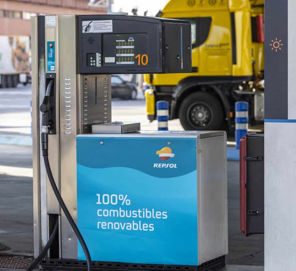 Repsol lanza las primeras gasolineras con combustible renovable 100% ...